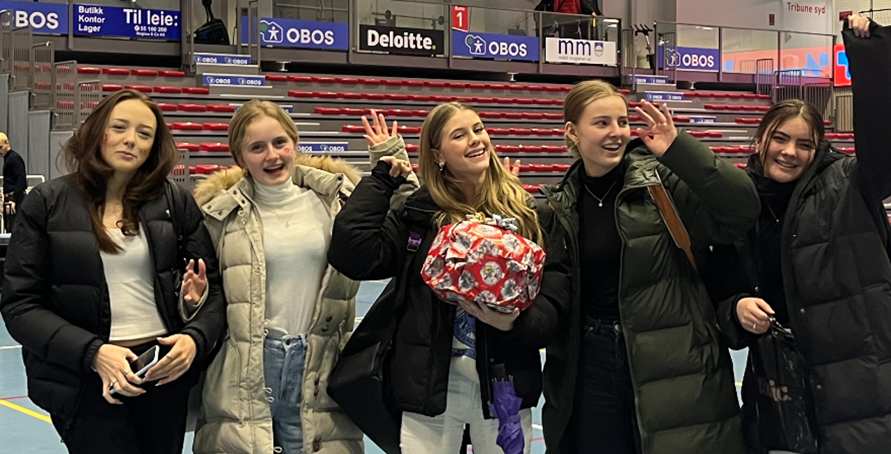 God jul frå alle oss på Slåtthaug vgs.